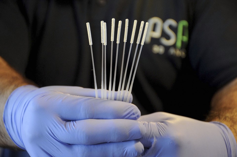 Argentina produce el primer hisopo 100% nacional para testear al Covid