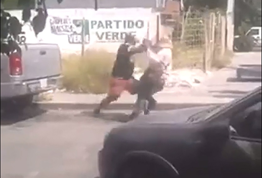 Descubre a un falso mendigo ciego, se trenza en lucha y lo duerme de ...