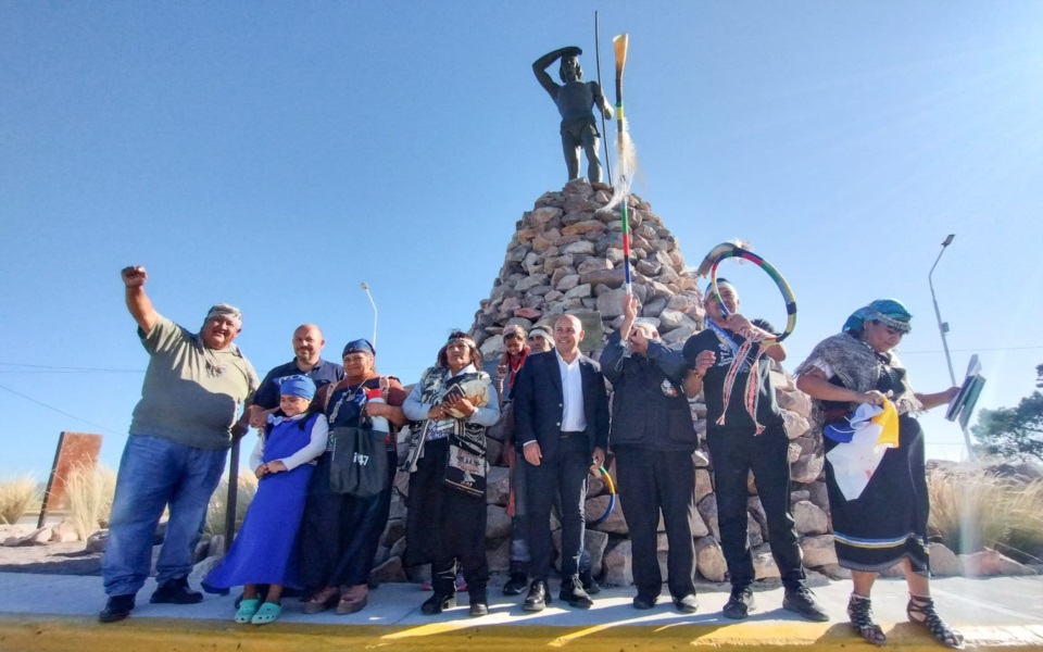 Se descubrió la restauración y puesta en valor del monumento "El Tehuelche"