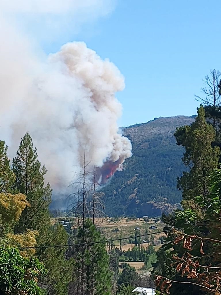Alerta por un feroz incendio en el cerro Currumahuida (Video)