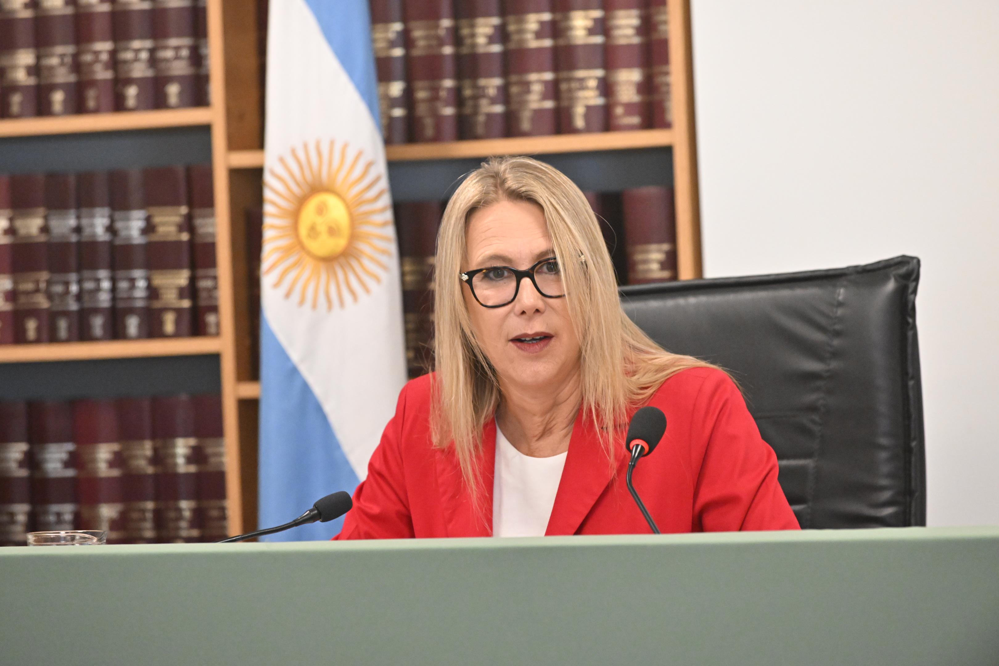 Causa escuelas: defensora quiere otro juez y hay un "rebelde" en Italia