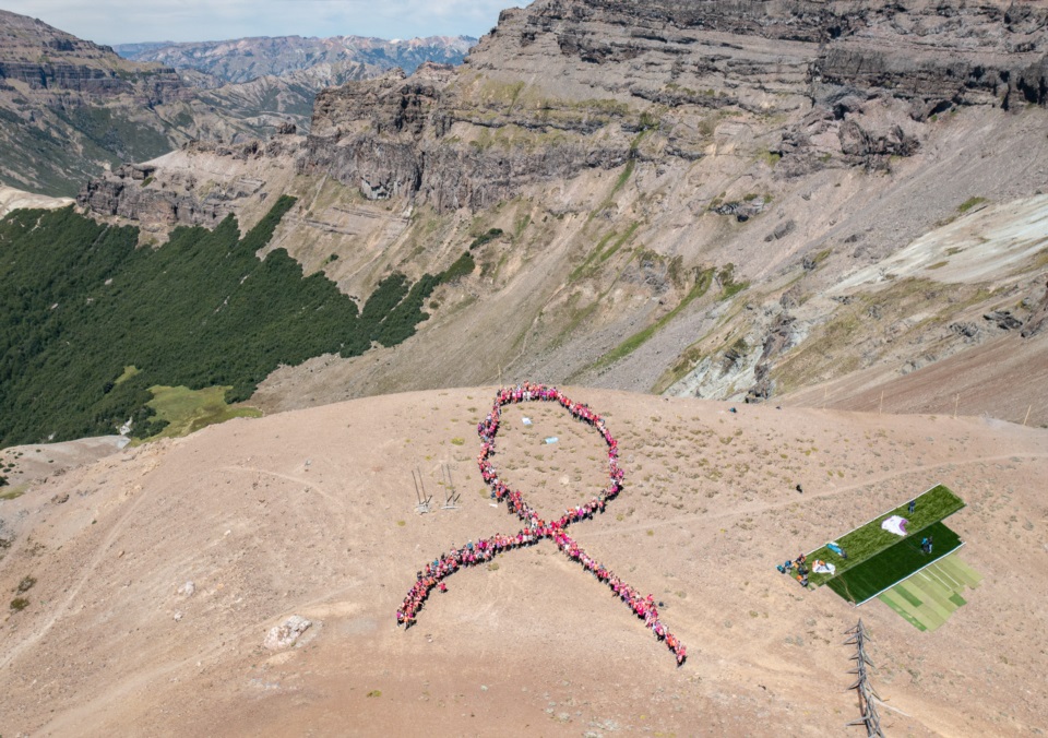 Ascenso al cerro Teta para concientizar sobre el cáncer de mama