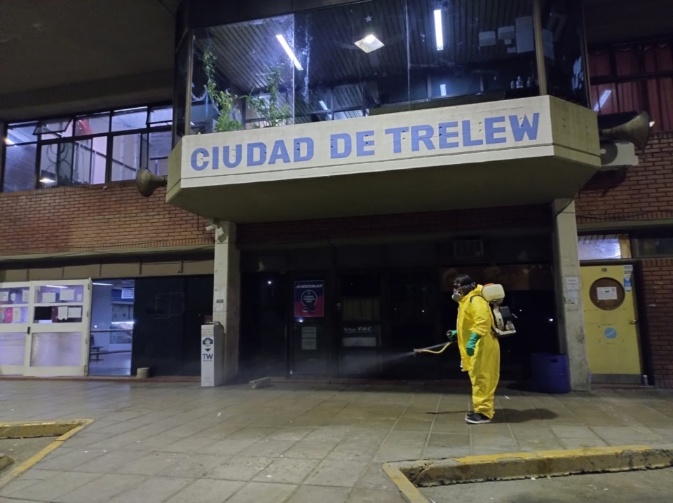 Continúan las tareas de fumigación en espacios públicos de Trelew