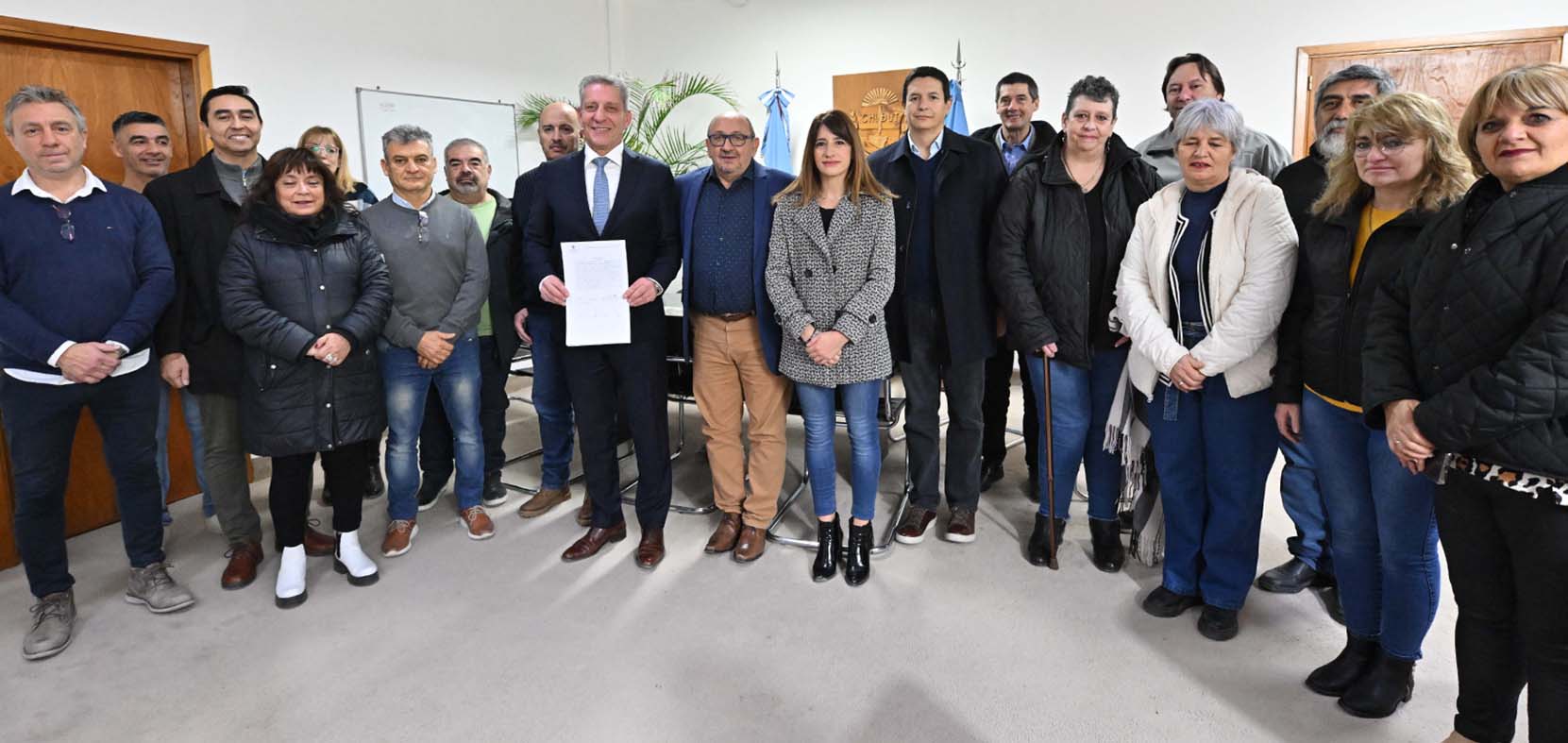 Arcioni refrendó el acuerdo de cancelación total de la deuda histórica ...